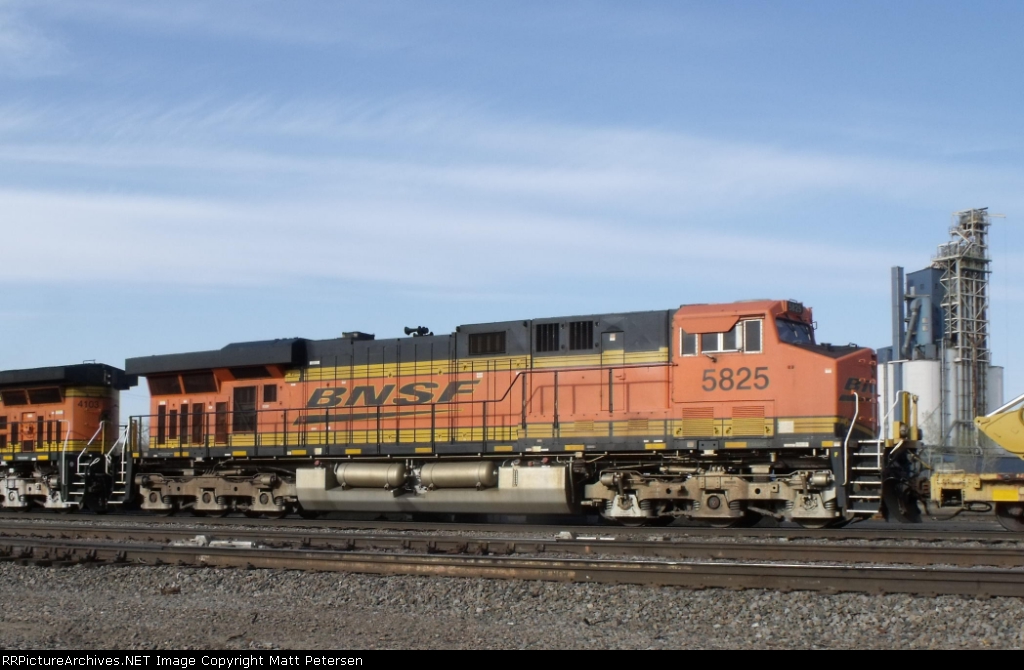 BNSF 5825